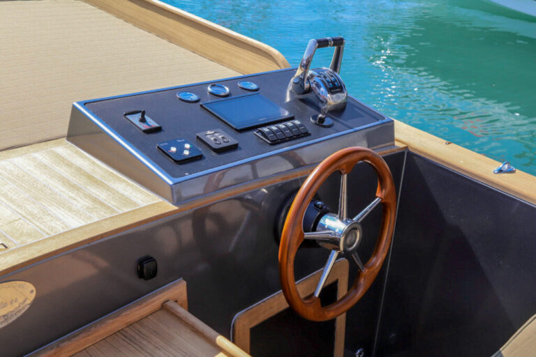 Corvetta 24 eléctrica, la dolce vita del futuro | Los Barcos